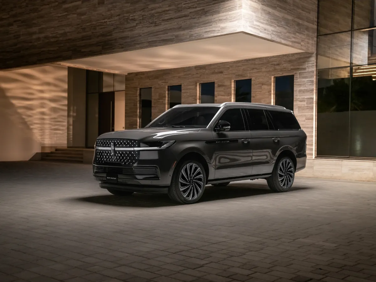 Lincoln Navigator UAE: private cinema, spa | tbreak