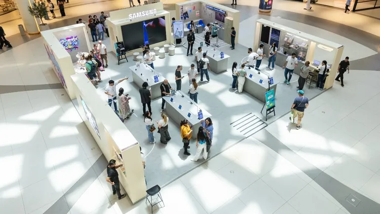 Samsung Galaxy Z Fold7 and Flip7 in Display at Pop-Up at Dubai Mall ...